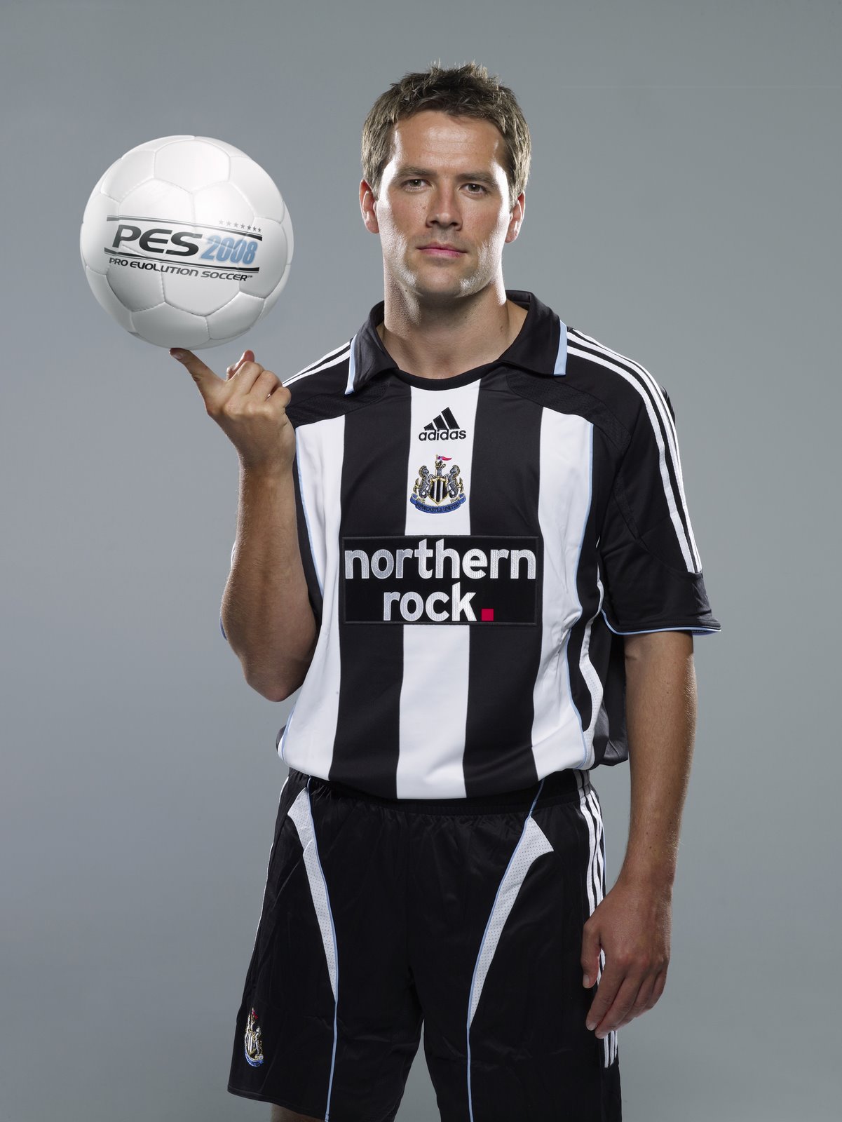 스샷 Owen Joins Ronaldo on Pro Evo 2008 Cover